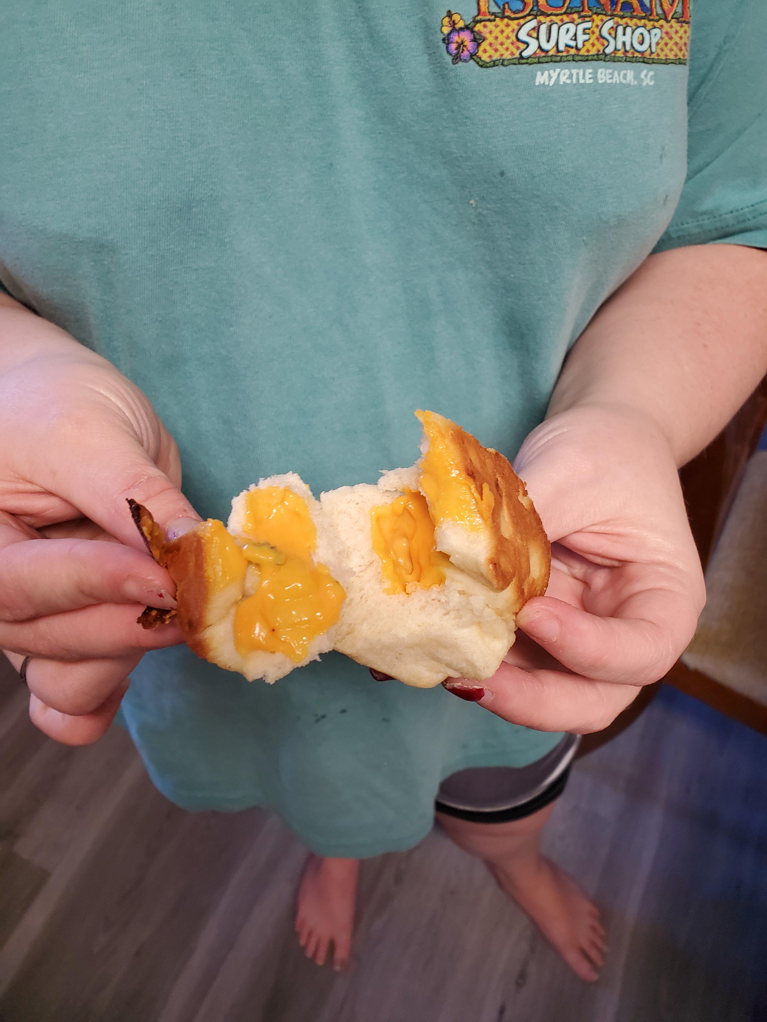 Bread rolls stuffed with jalapeno cheese. | Scrolller