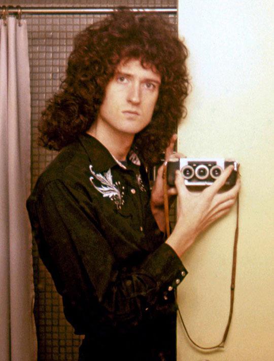 Brian May casually inventing the mirror selfie | Scrolller