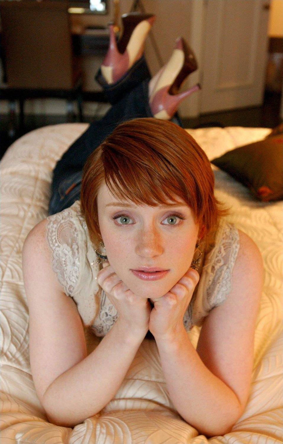 The perfect woman and the perfect pose | Scrolller