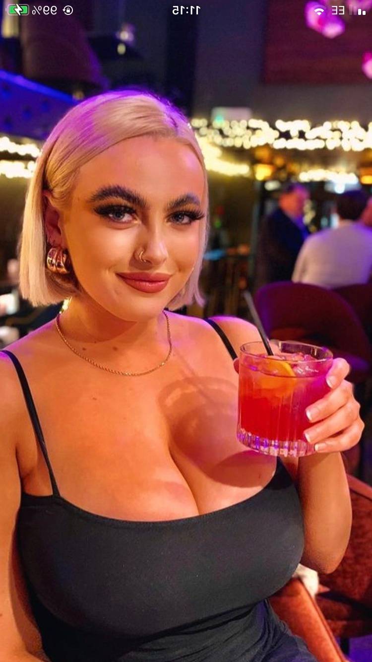 Built like a Bavarian bar maid - 𝗥𝗲𝗰𝗼𝗿𝗱 𝗰𝗮𝗺 𝗴𝗶𝗿𝗹𝘀: 𝗹𝗲𝗮𝗸𝗴𝗶𝗿𝗹𝘀.𝗰𝗼𝗺 | Scrolller