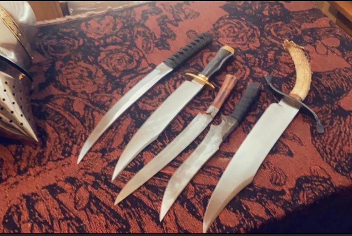 Bunch of fixed blade fighting knives. | Scrolller