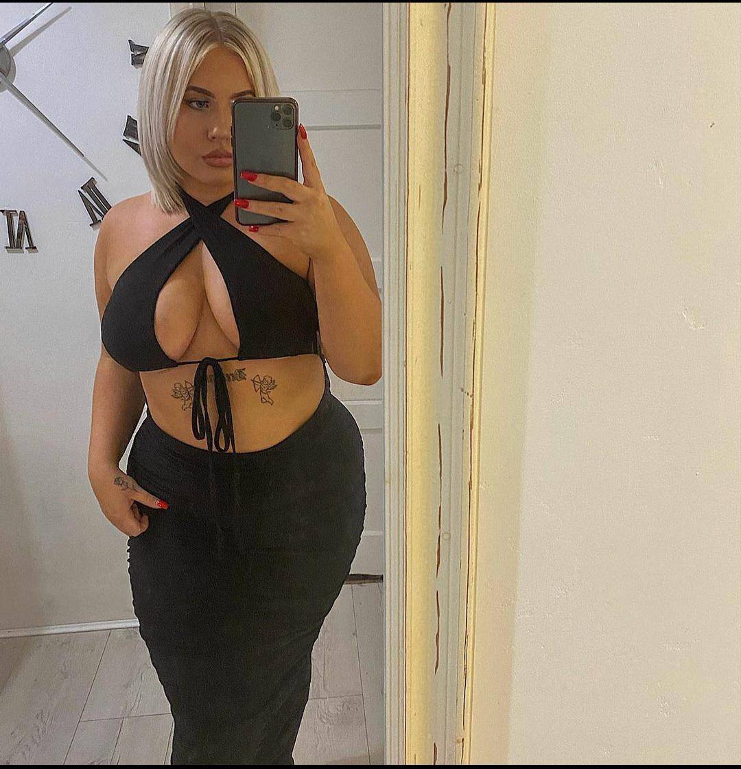 Busty blonde Alice | Scrolller