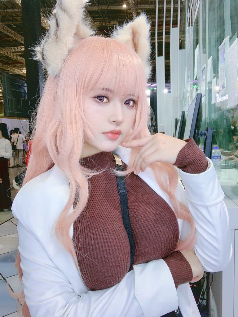 Busty cat | Scrolller