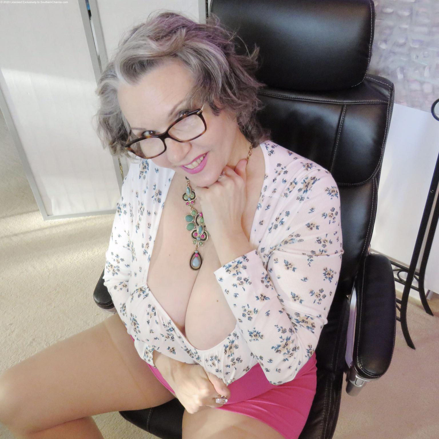 Busty Glasses Scrolller