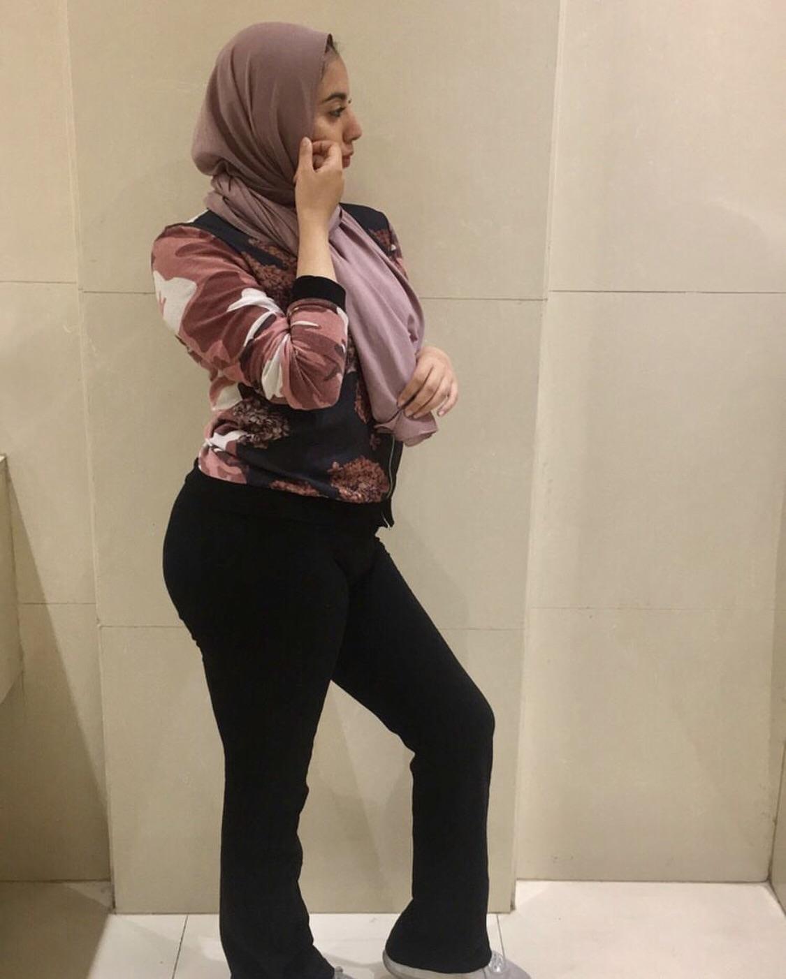 Busty hijab girl | Scrolller