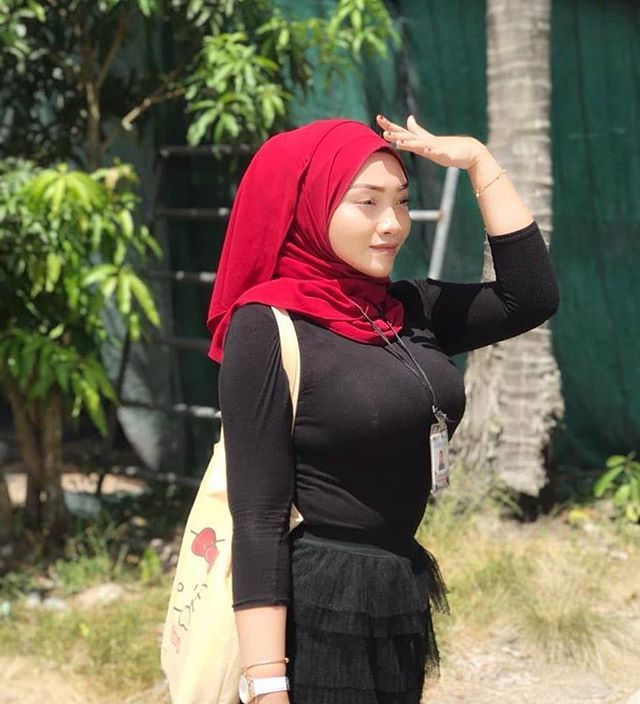 Busty Hijab Girl Scrolller