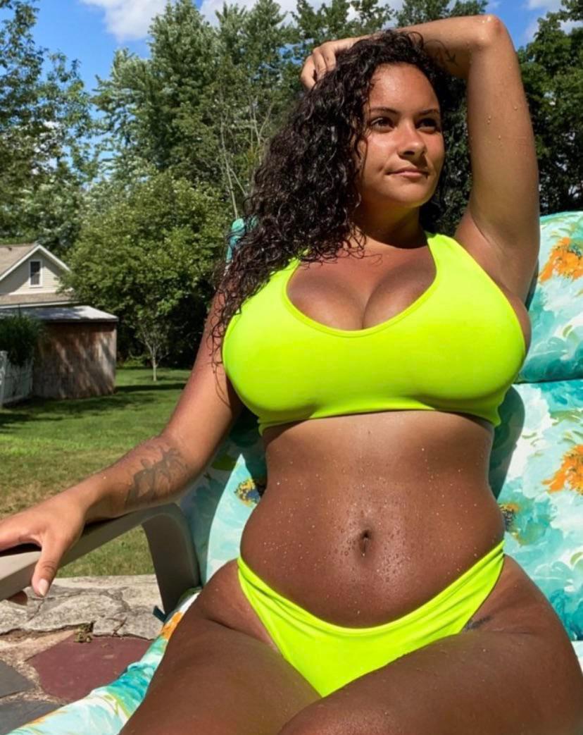 Busty Nicole | Scrolller