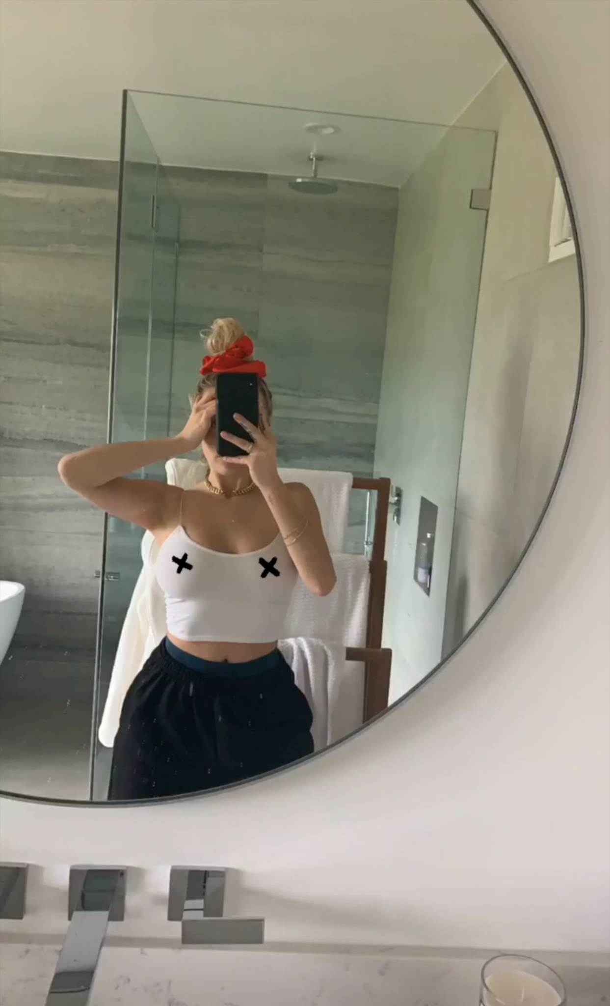 Busty queen | Scrolller