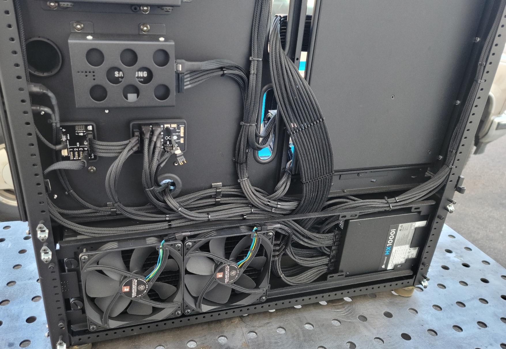 Cable Management. 8 fan channels, 17 fans, 2 pumps, Aquacomputer ...