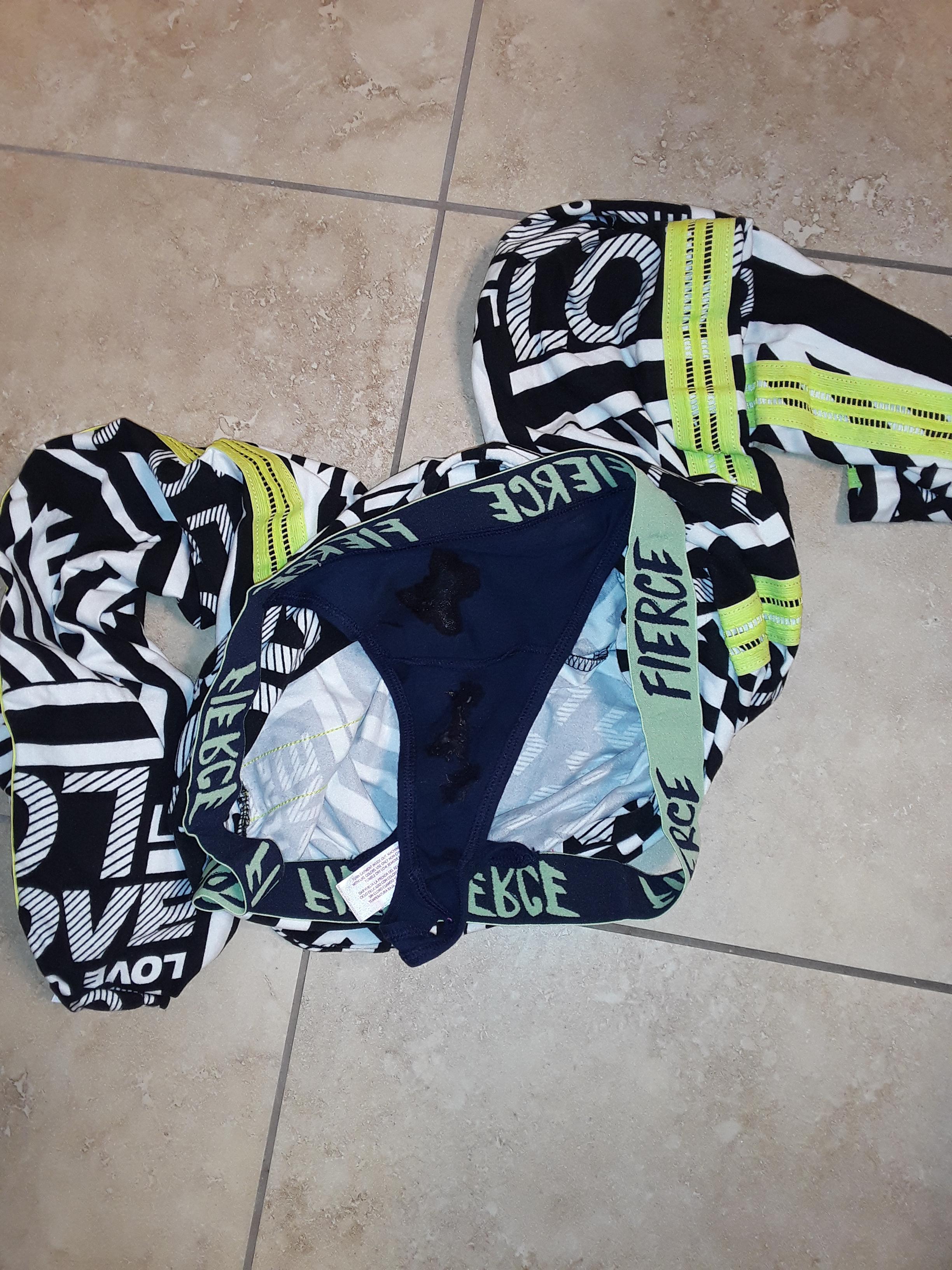 Came in my little sisters hot thong and leggings she left in the bathroom. | Scrolller