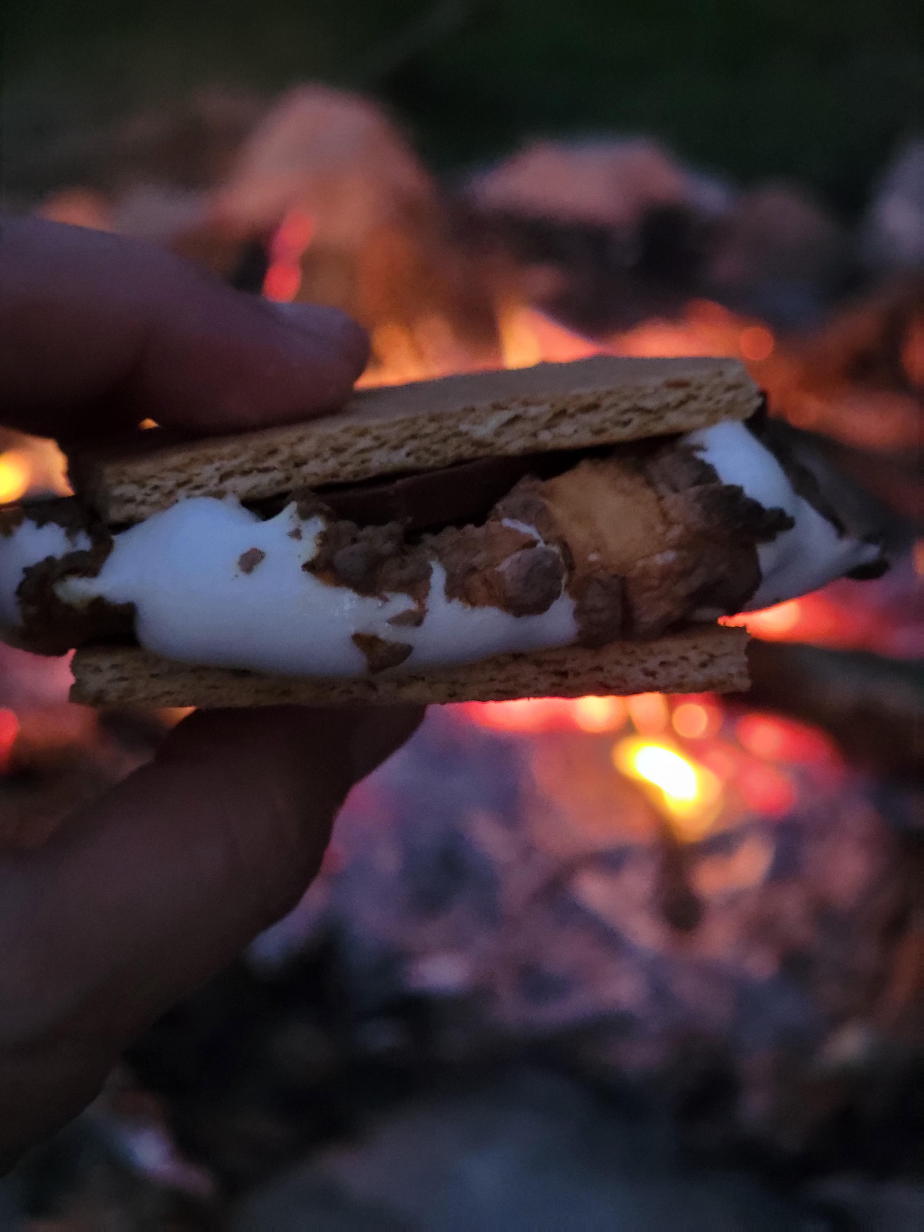 Campfire s'mores | Scrolller