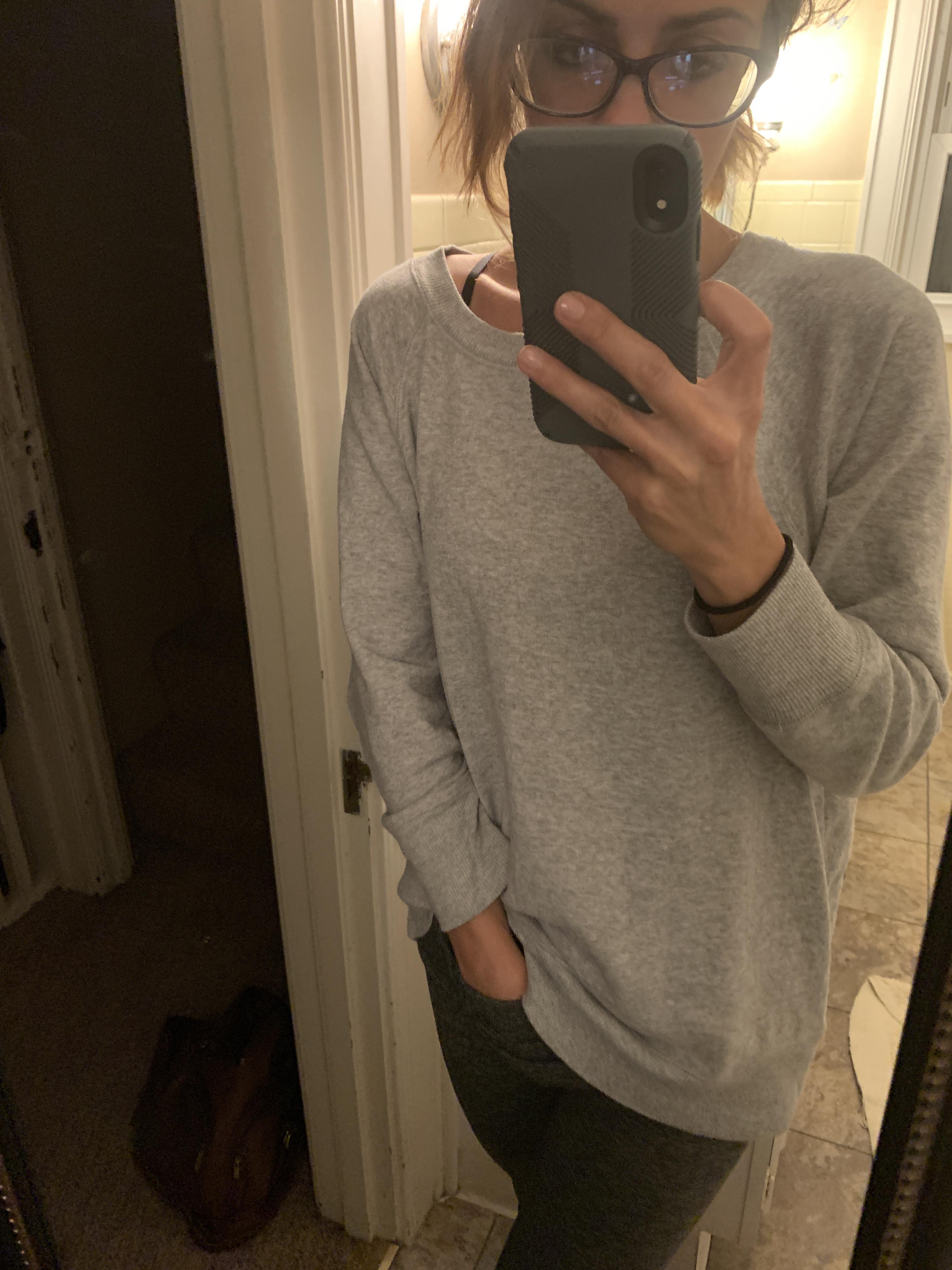 Can’t help but play while she takes selfies | Scrolller