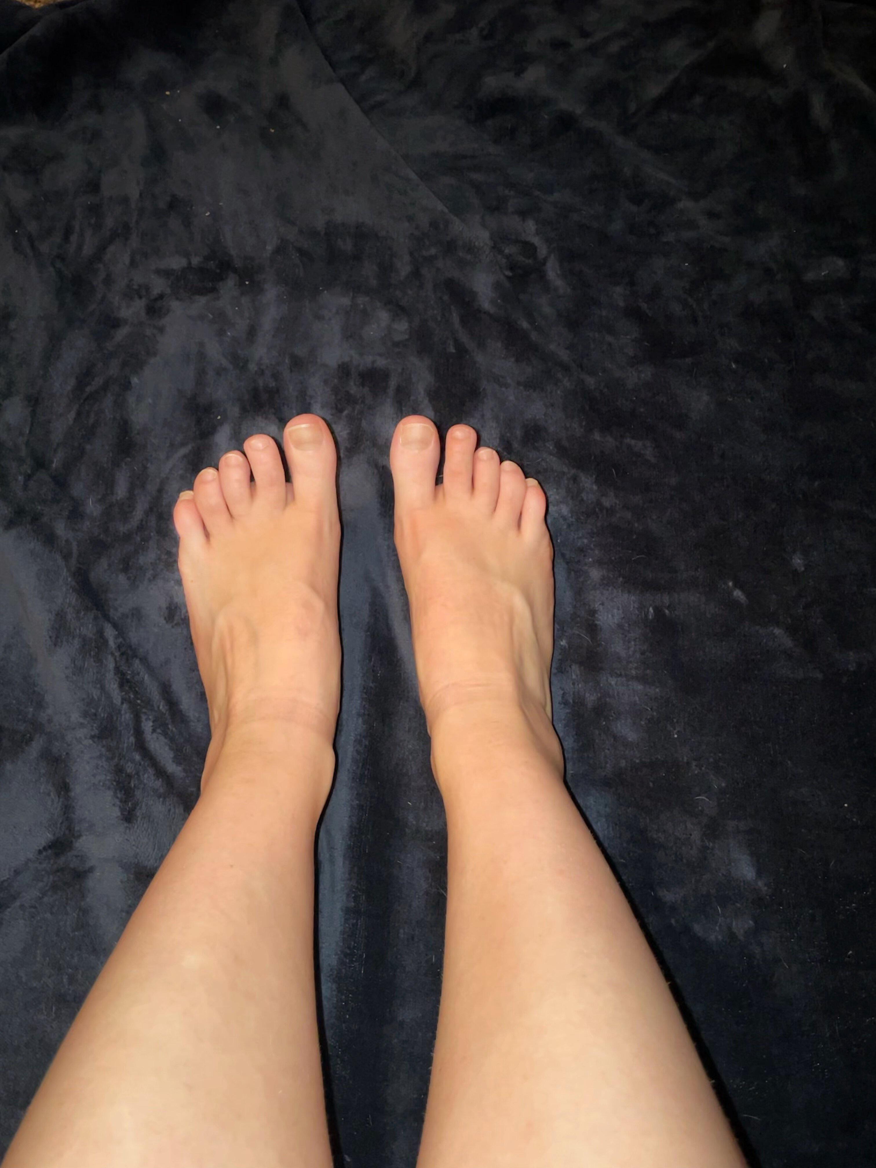 Can you guess my foot size? No cheating 💅🏻 | Scrolller