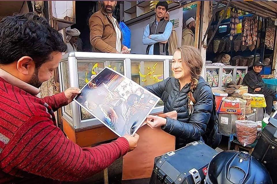 Canadian tourist goes all the way back to present a printed photo of a shopkeeper she had taken ...