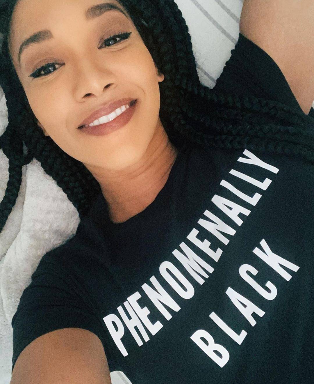 Candice Patton Scrolller