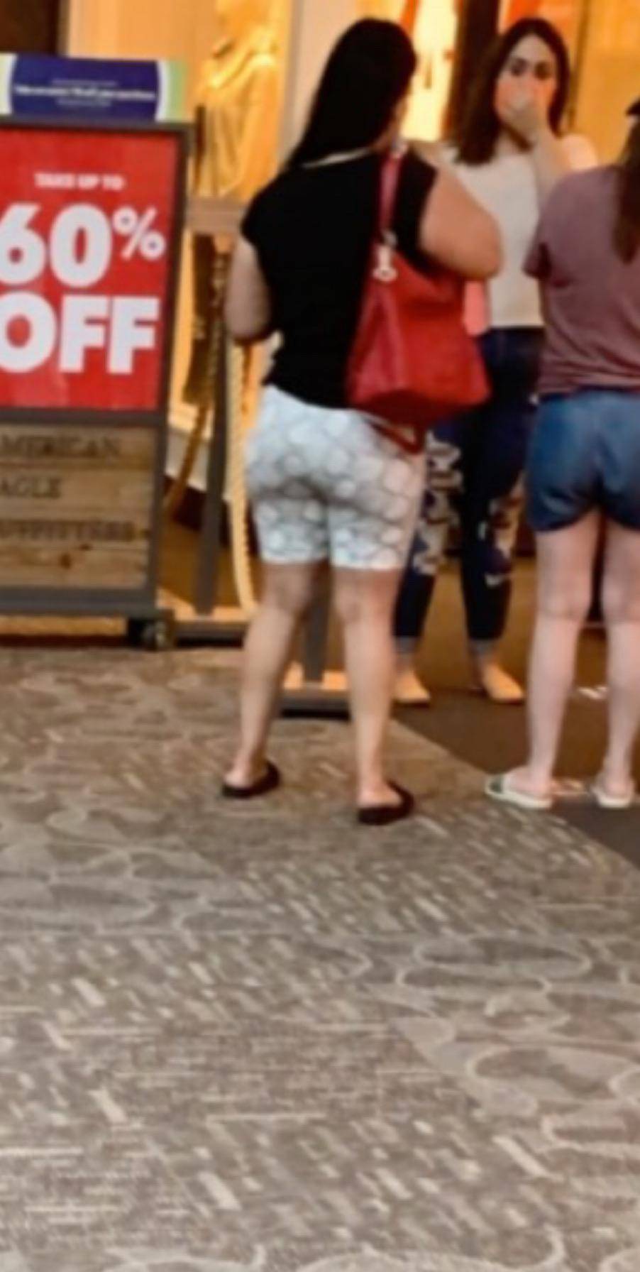 Candid milf at mall😍 | Scrolller