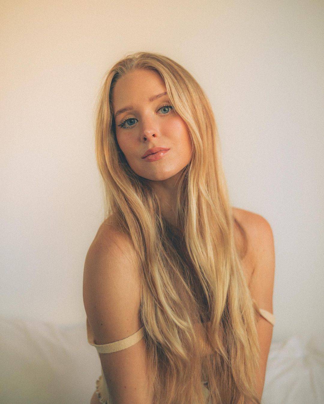 Caroline | Scrolller