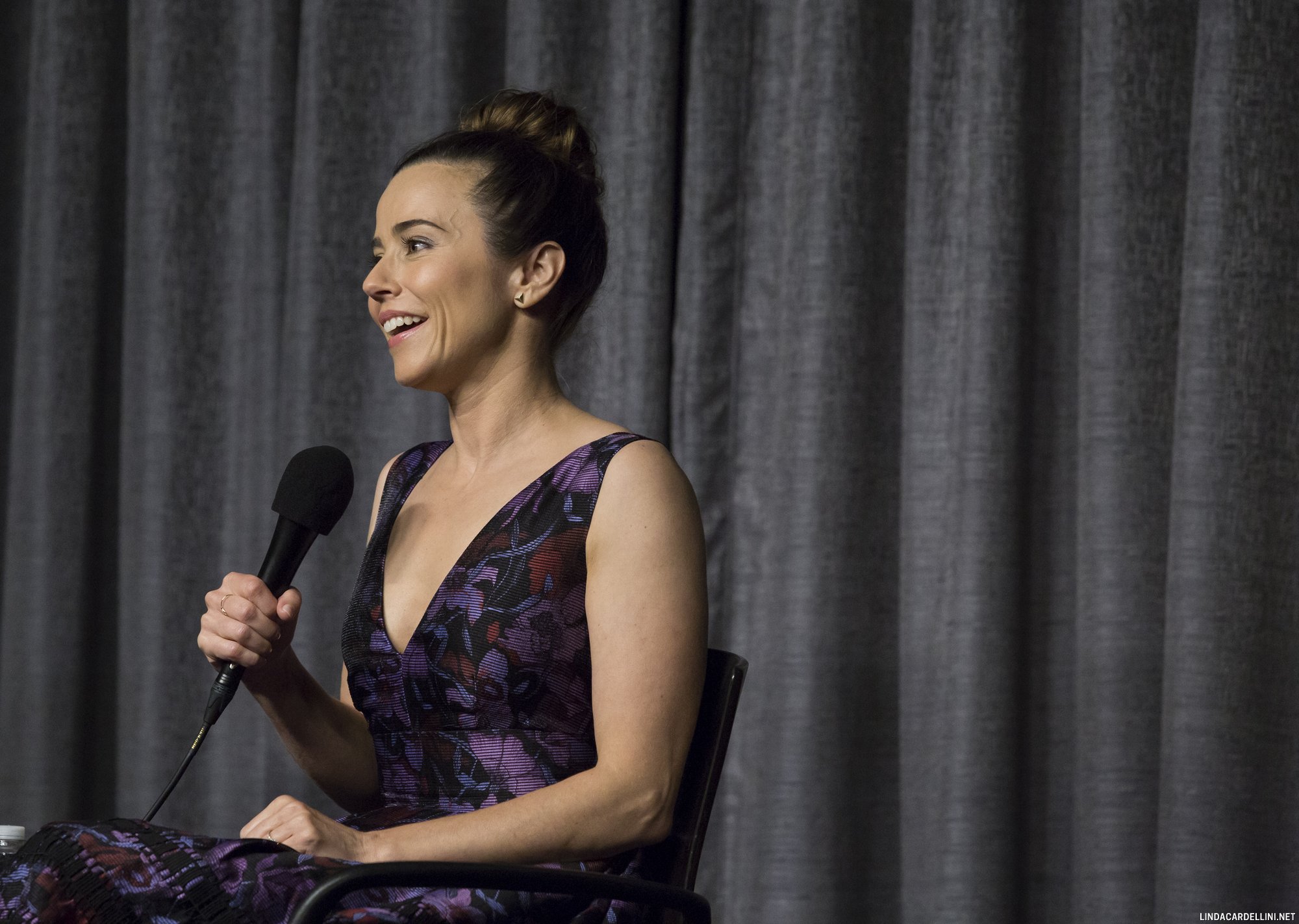 Linda Cardellini Scrolller