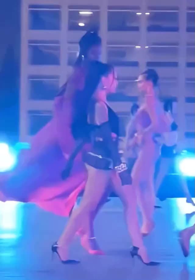 Catwalk booty | Scrolller