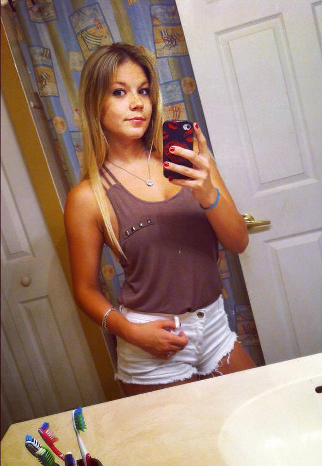 Cell shot in the bathroom | Scrolller