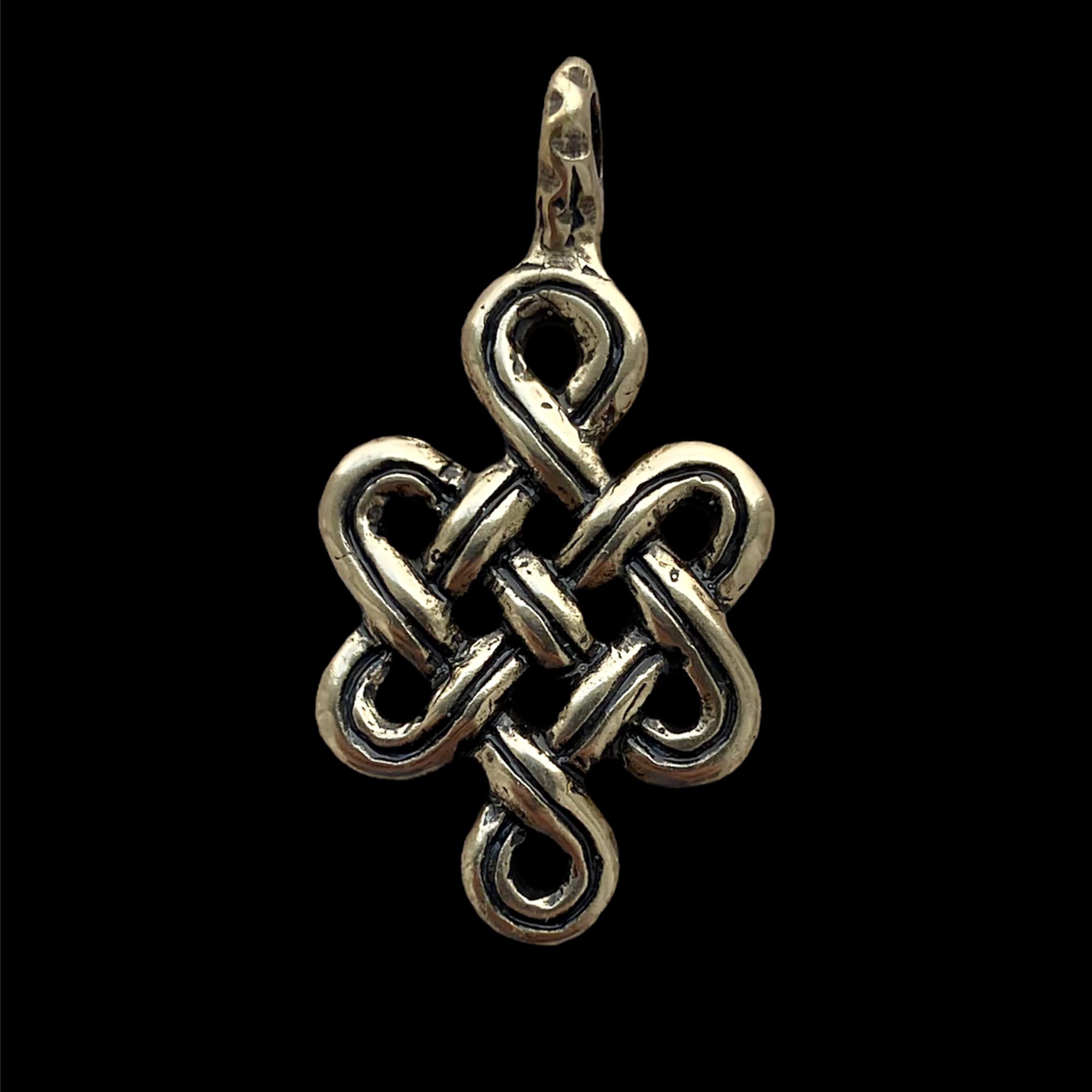 Celtic knot pendant | Scrolller