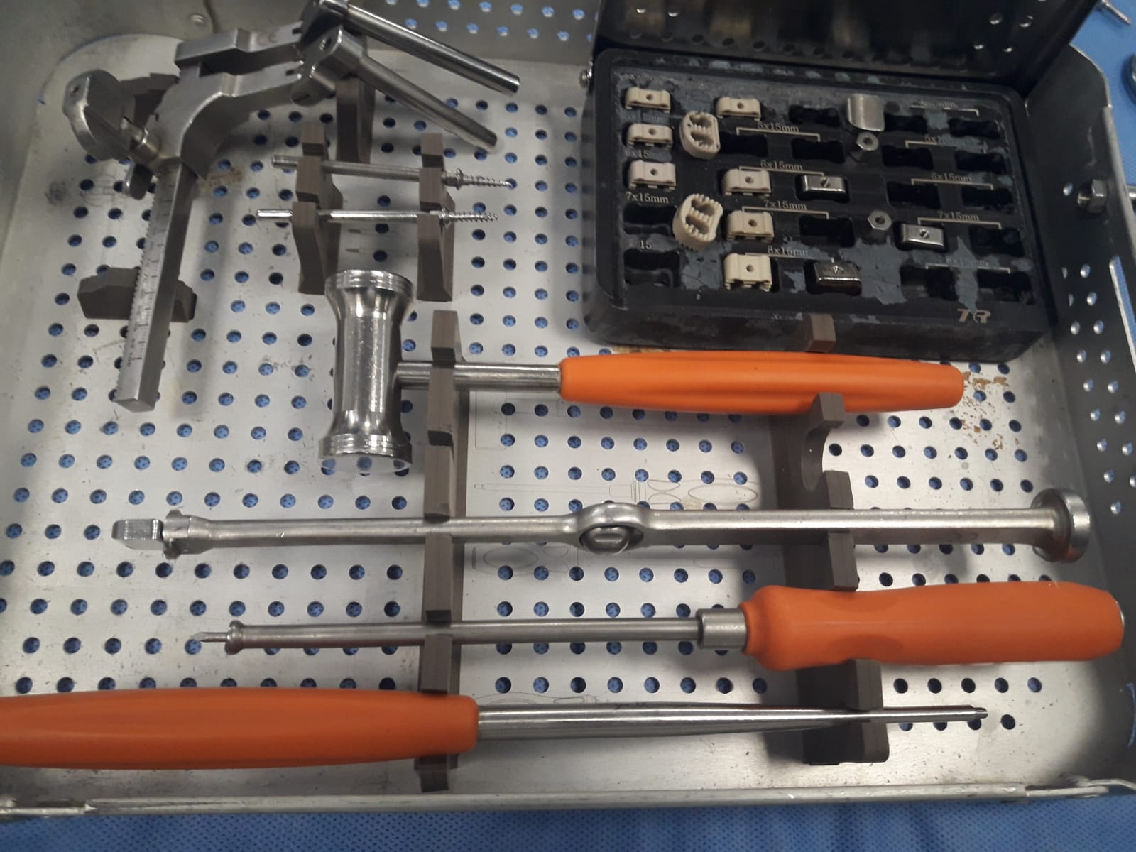 Cervical discectomy prothesis surgical set | Scrolller