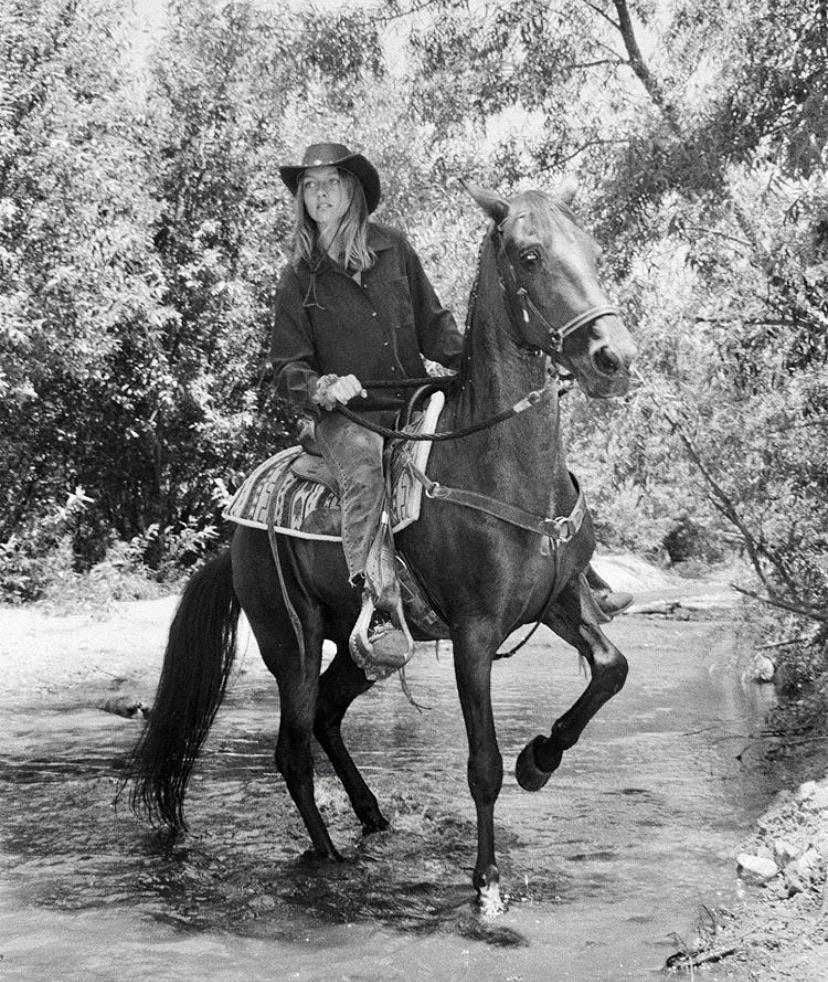 Channeling her inner cowgirl | Scrolller