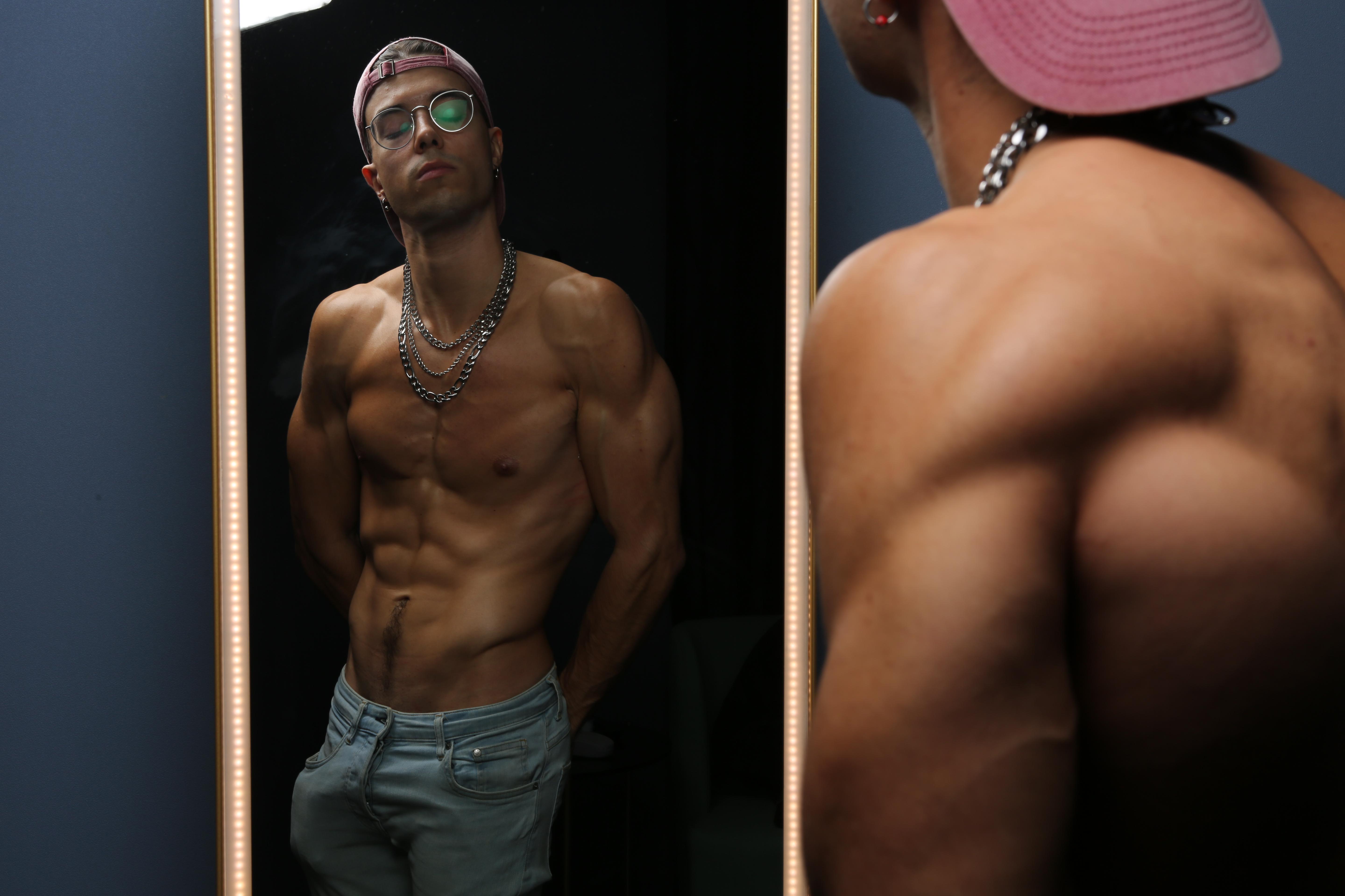 Check my onlyfans for more muscle flexing and worship. | Scrolller