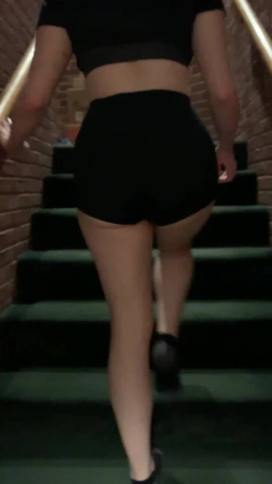 Cheekily walking away [gif] | Scrolller