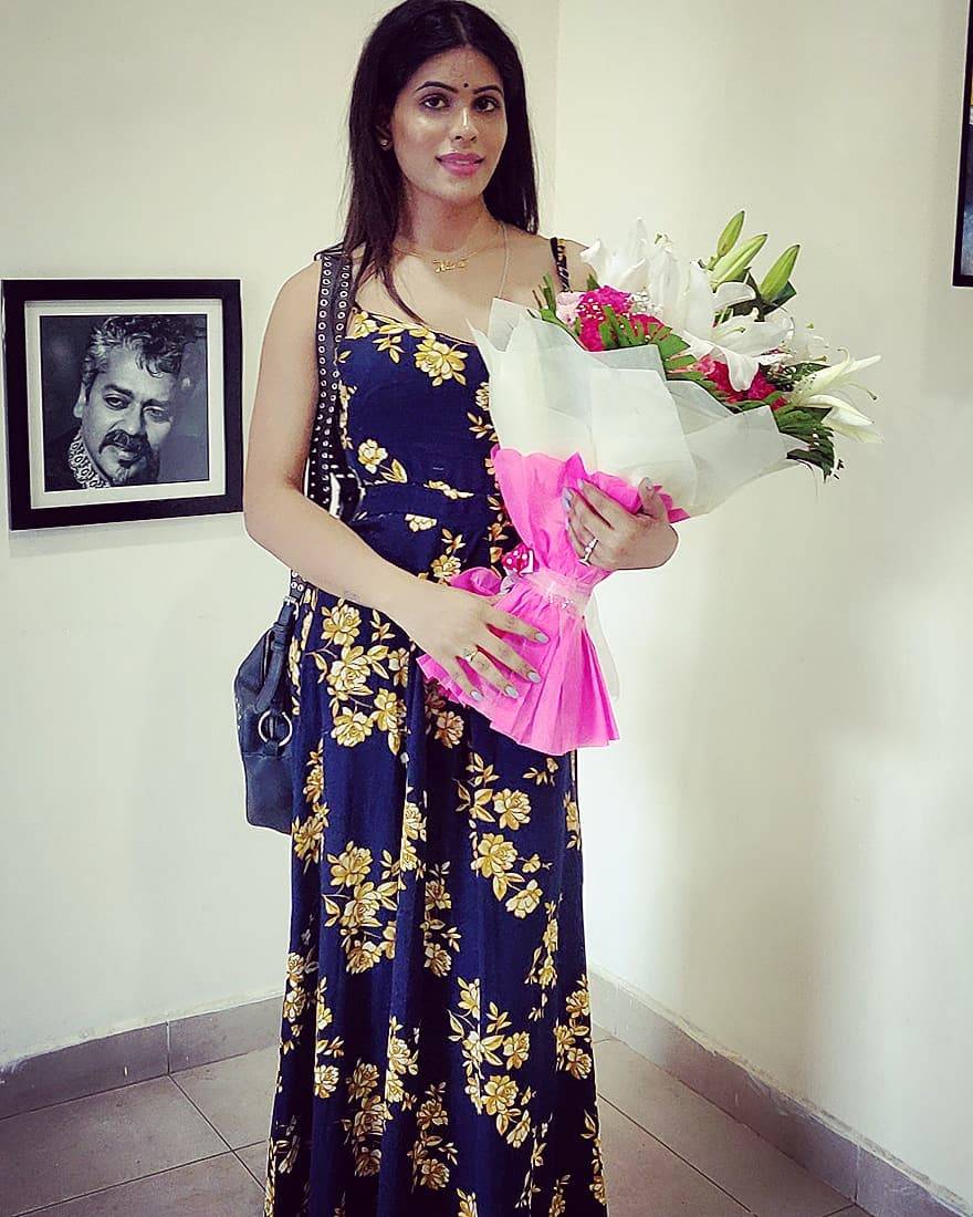 cheerful alina rai | Scrolller