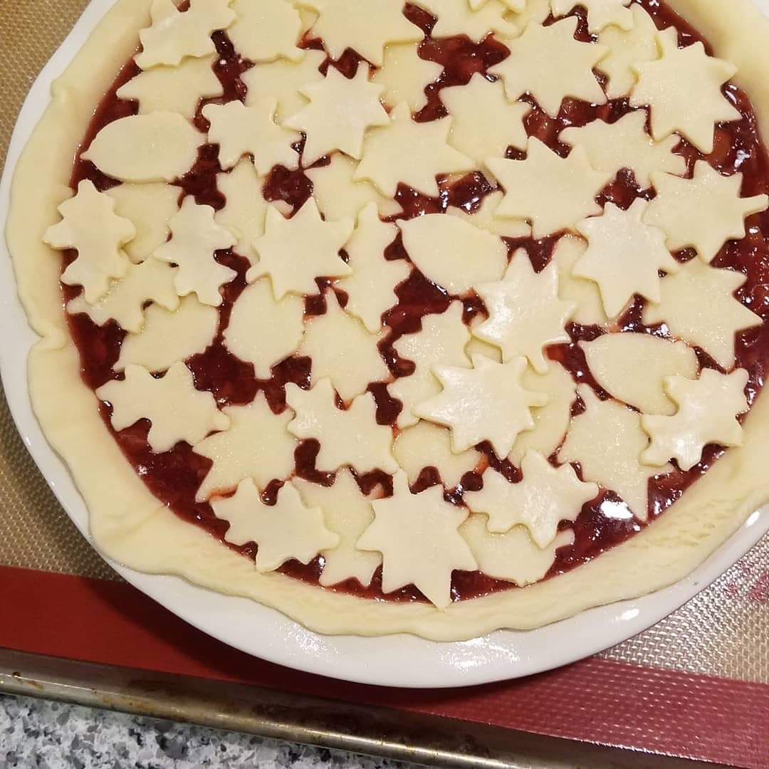 Cherry pie with fall leaf crust | Scrolller