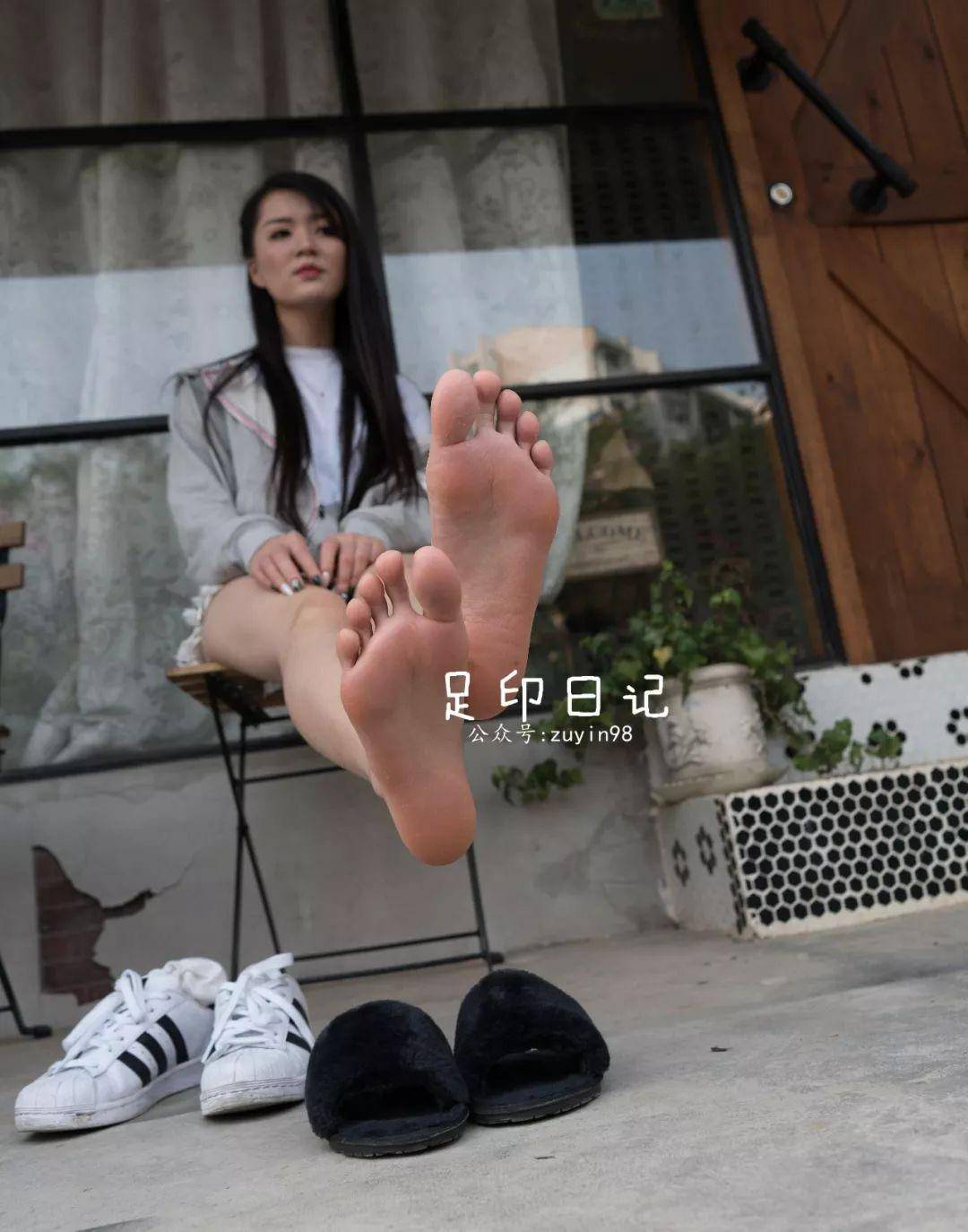 Chinese Feet | Scrolller