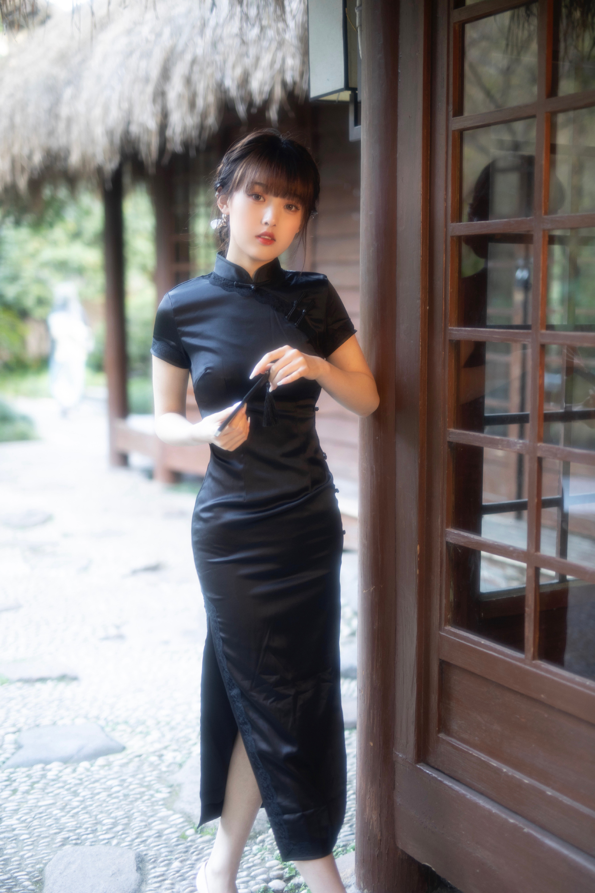 Chinese Girl Scrolller