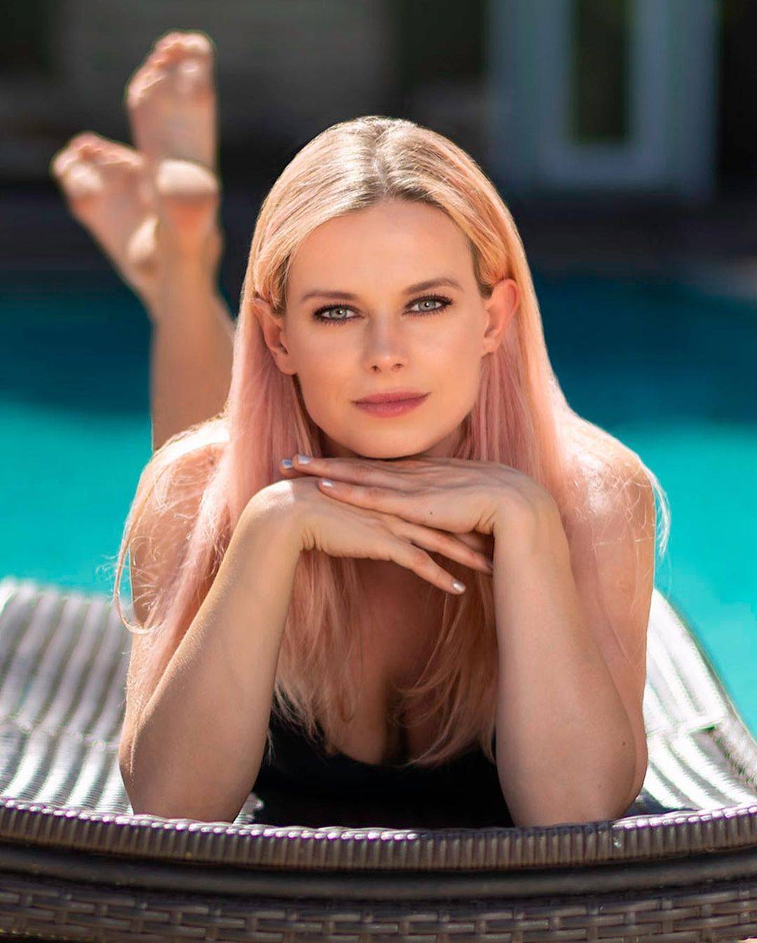 Christina | Scrolller