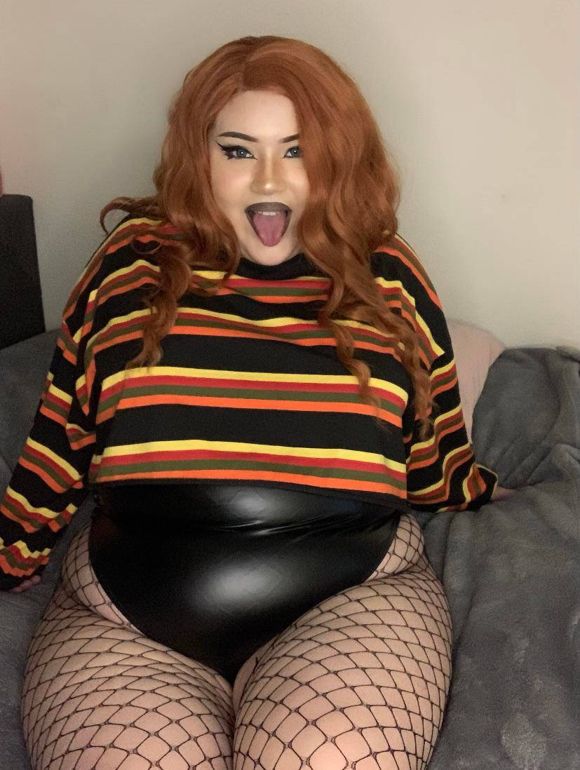 Chubby girl at your service | Scrolller