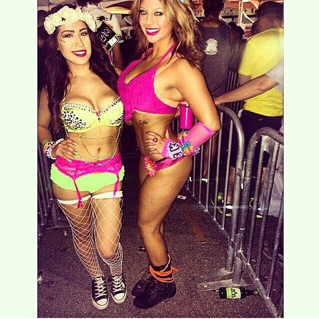 Classic Hand-on-hip pose | Scrolller