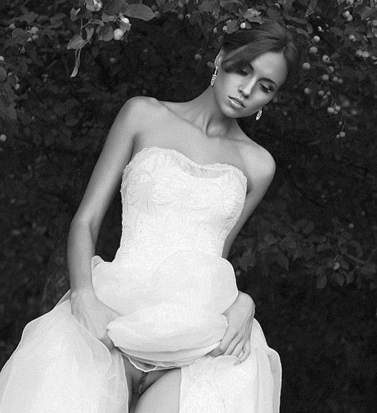 Classy b&w bride | Scrolller