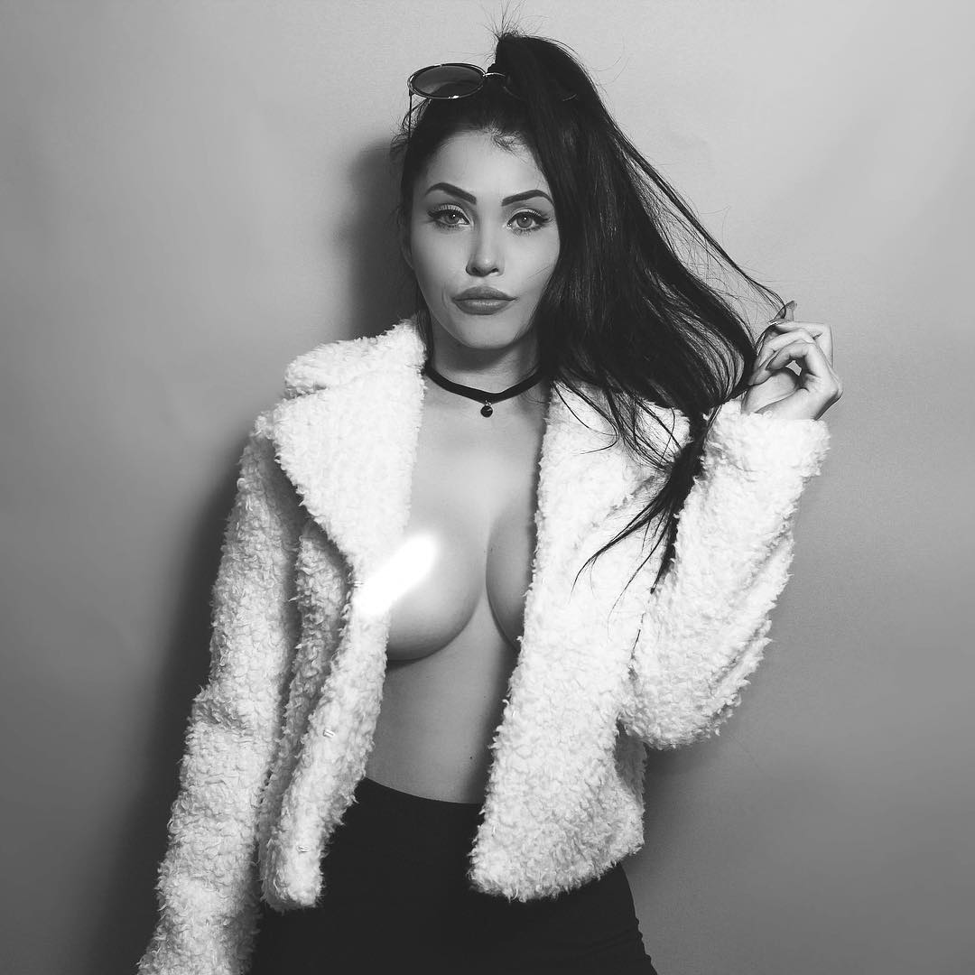 Claudia Alende | Scrolller