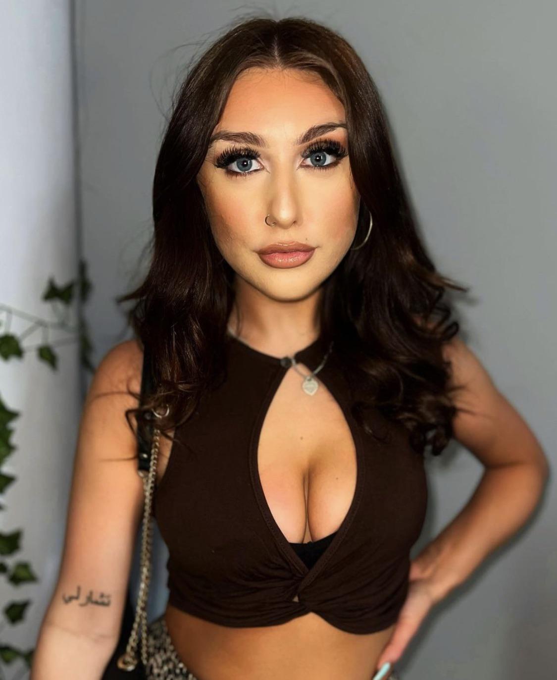 Cleavage | Scrolller