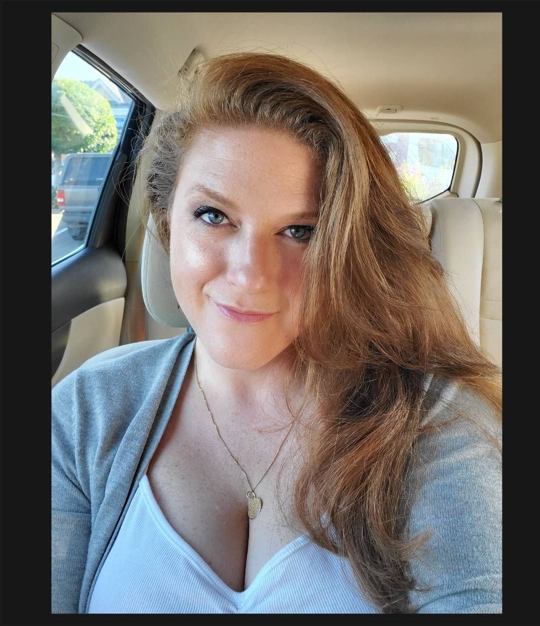 Cleavage for days! | Scrolller