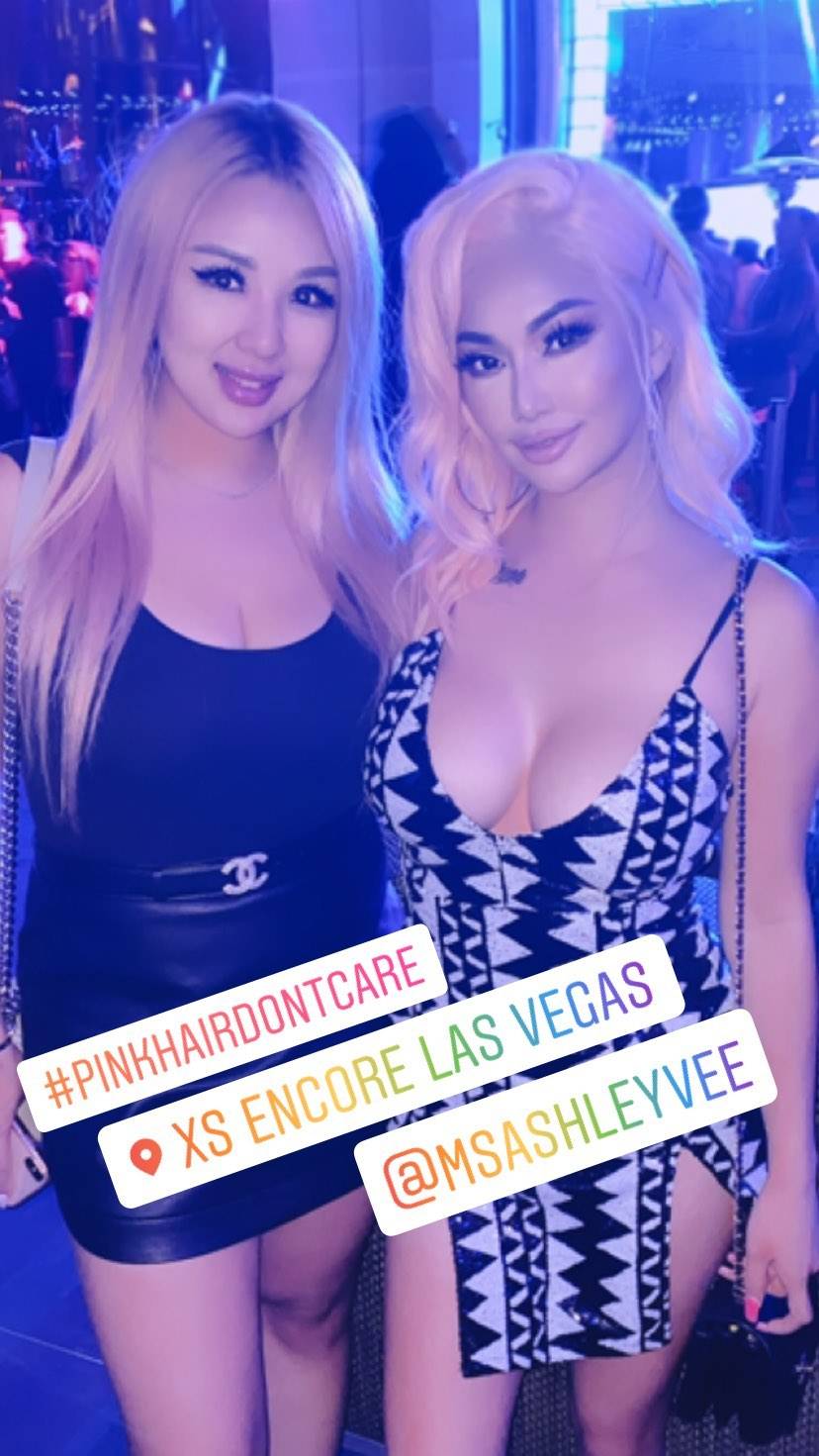 Cleavage galore | Scrolller