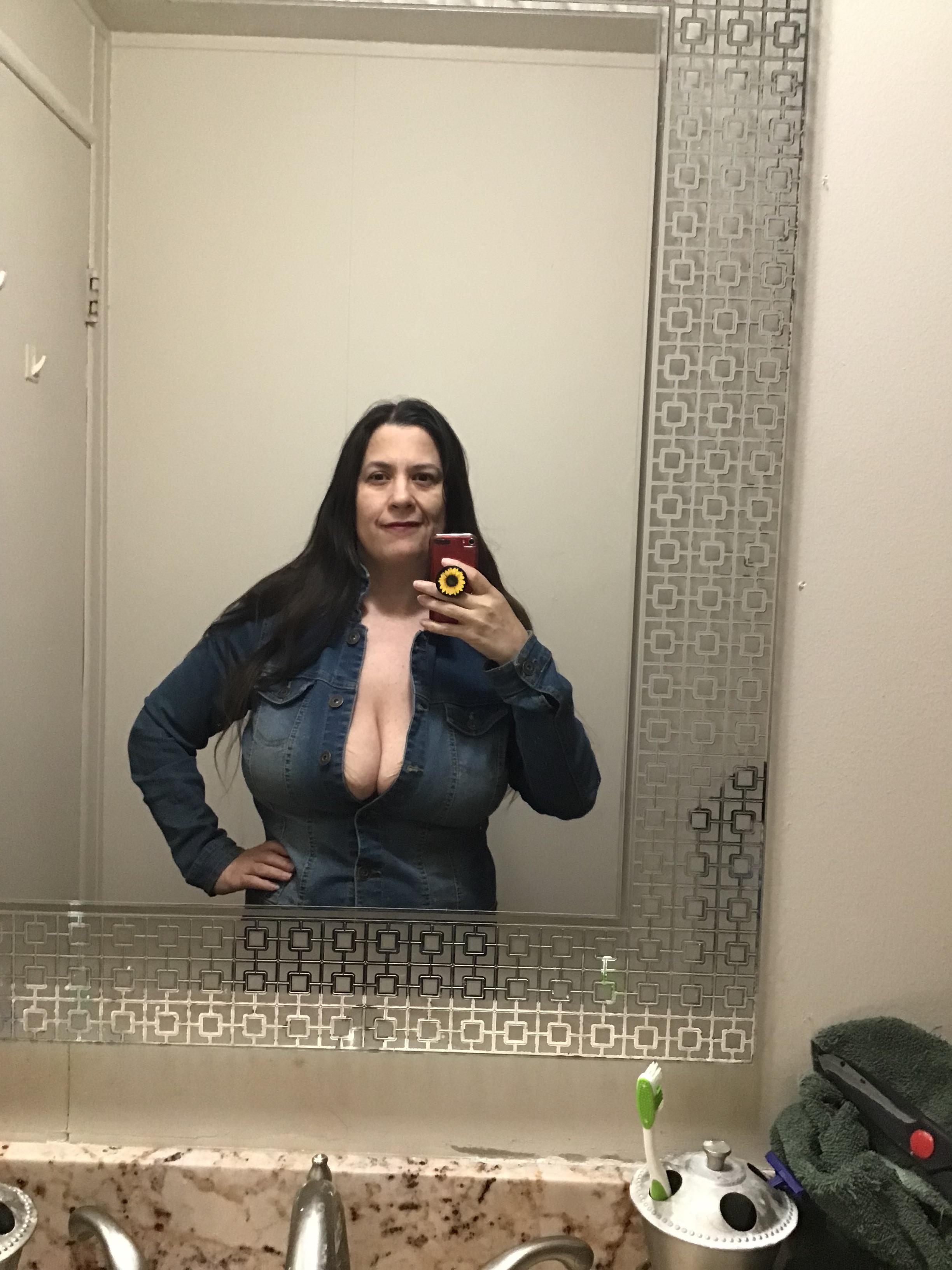 Cleavage selfie on a Sunday Morning. | Scrolller