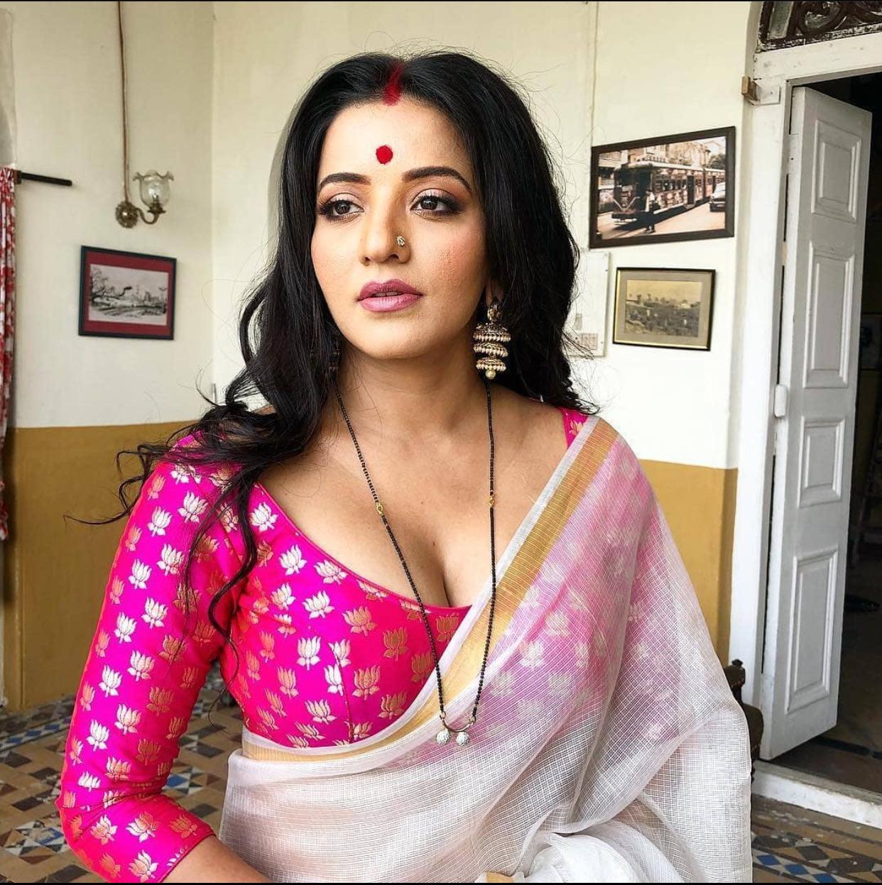 Cleavage where you can dive n die | Scrolller