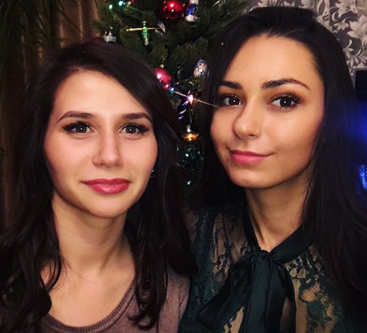 Close up with her GF | Scrolller