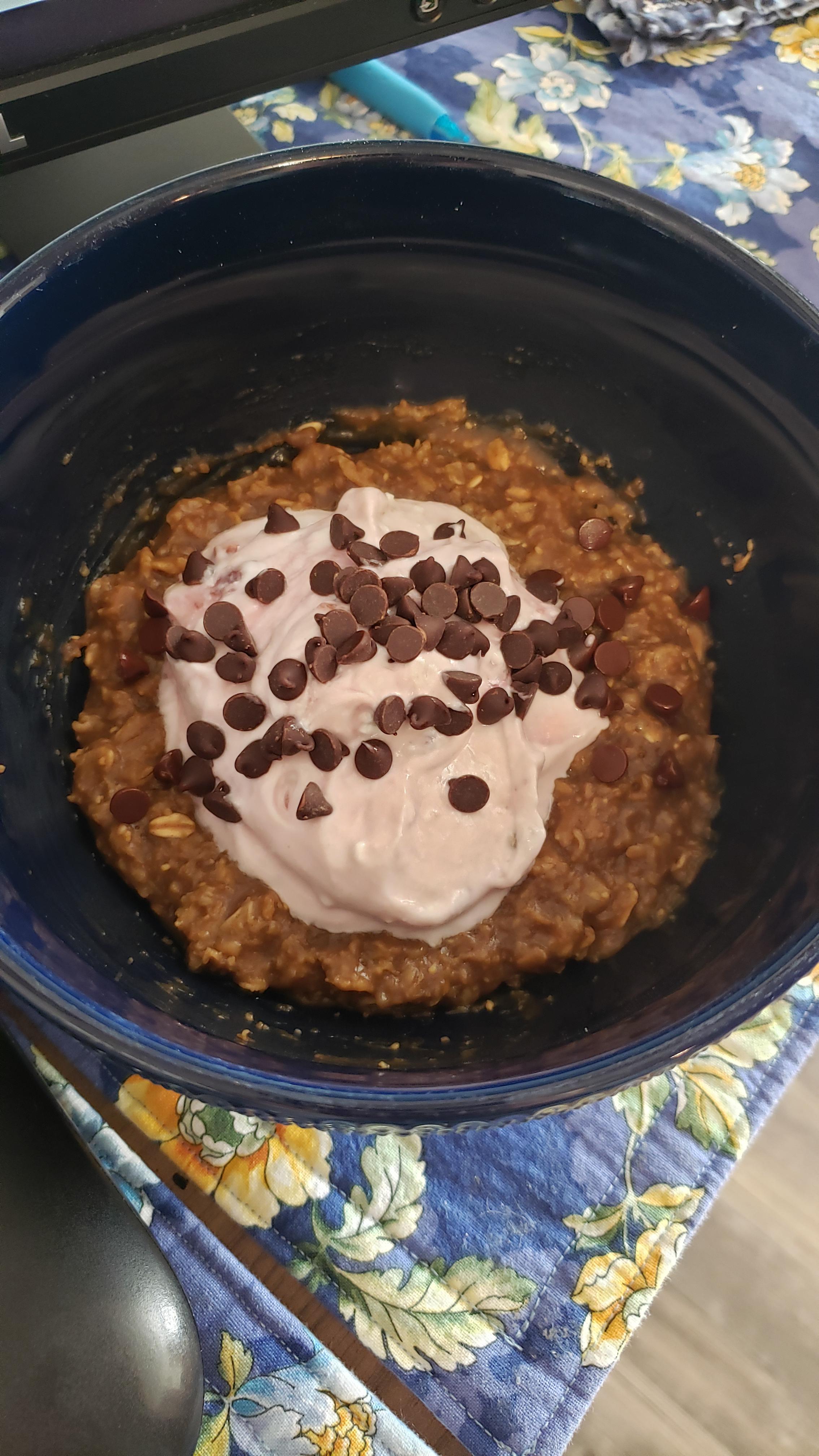 Coffee oatmeal + cherry yogurt + chocolate chips. 226 calories. | Scrolller