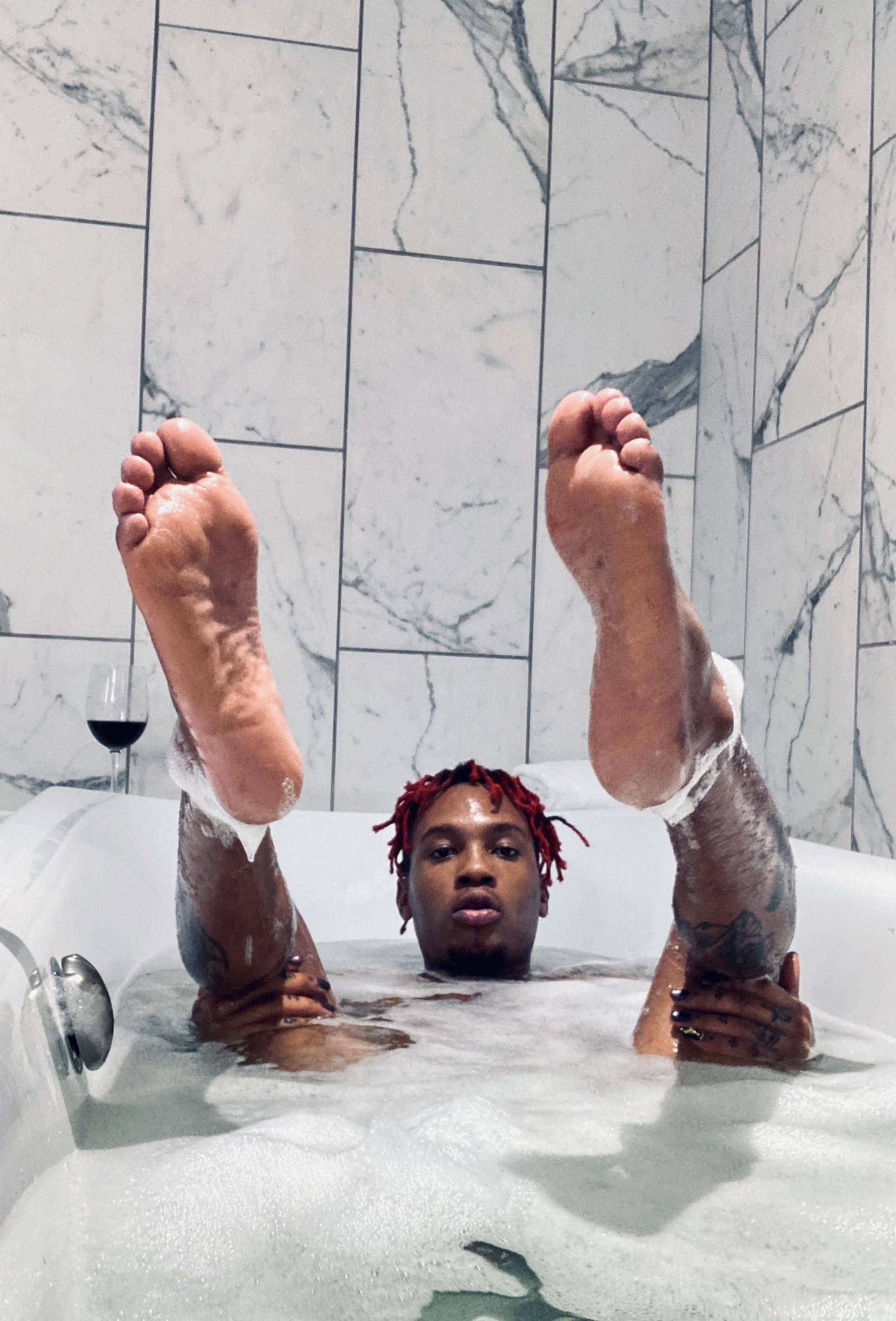 Come rub my feet | Scrolller