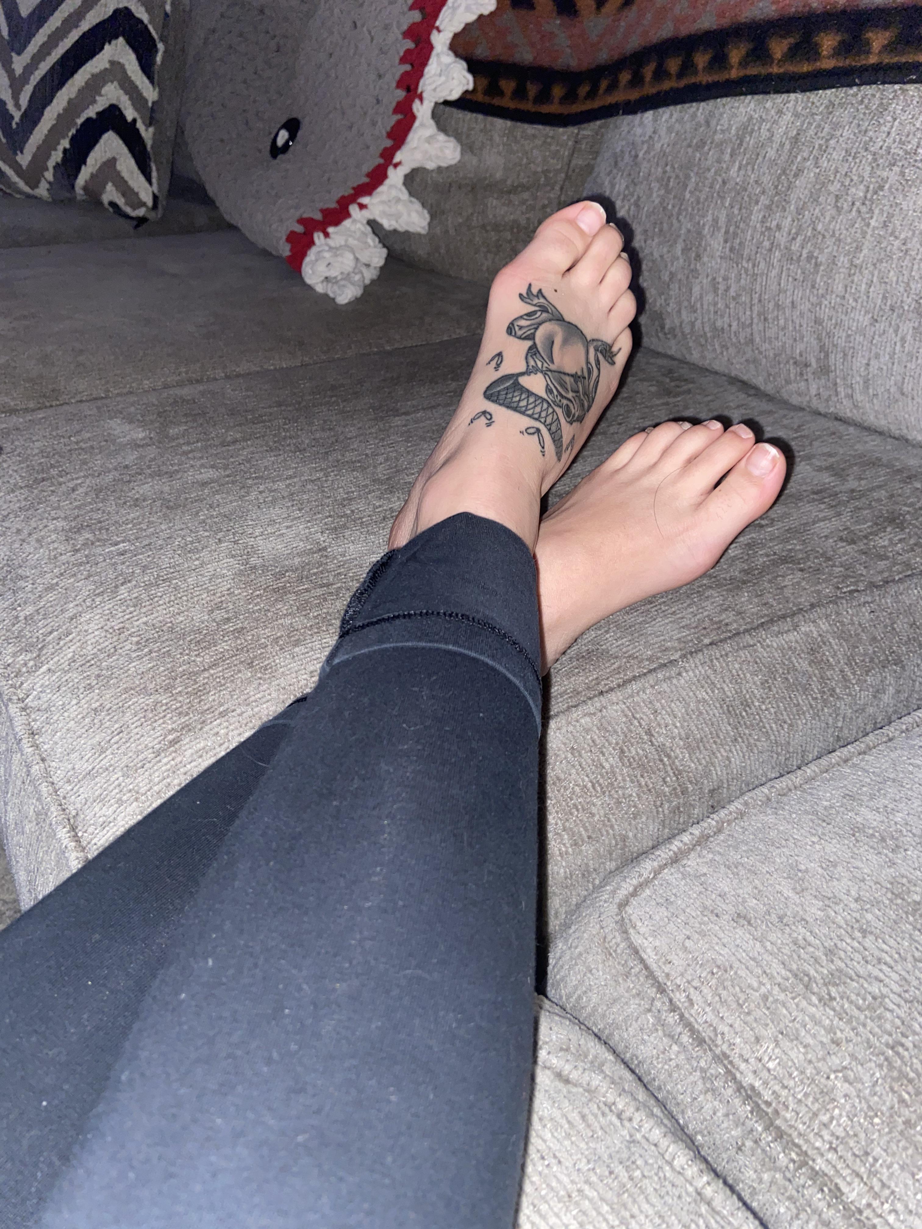 Come tickle my feet! I just want to be touched 🦶🏻🤤 | Scrolller