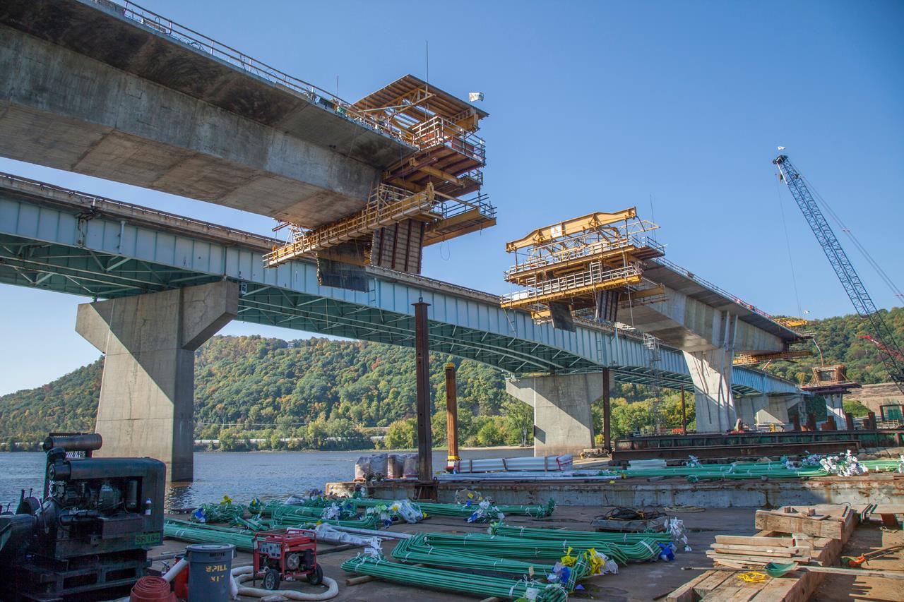 Construction of the new Interstate 90 bridge across the Mississippi [1280x853] | Scrolller