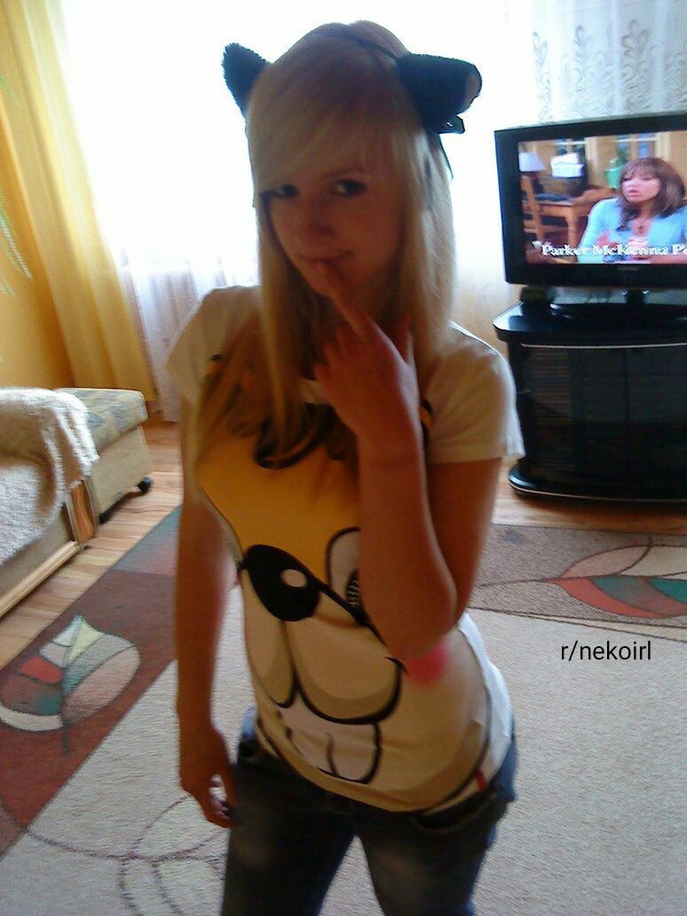 Coy kitty | Scrolller