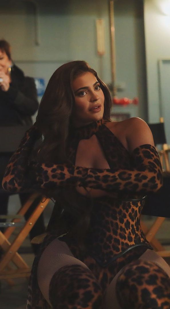 Crazy Curves | Scrolller